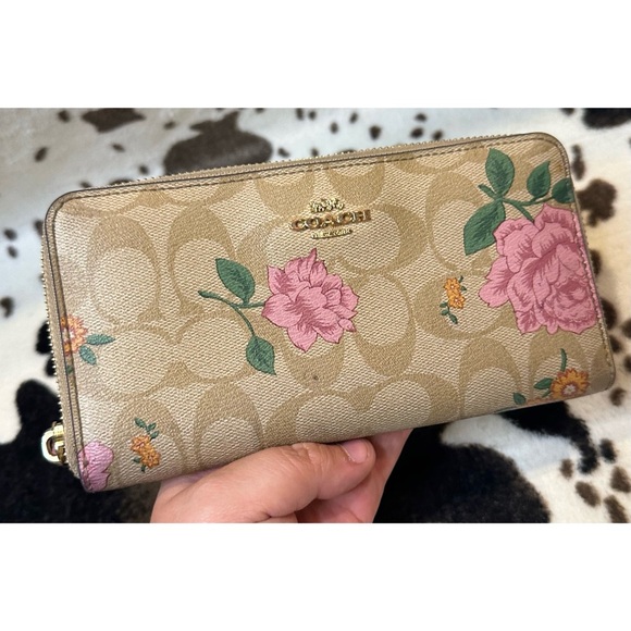 Coach | Bags | Coach Accordion Zip Wallet In Signature Canvas With ...